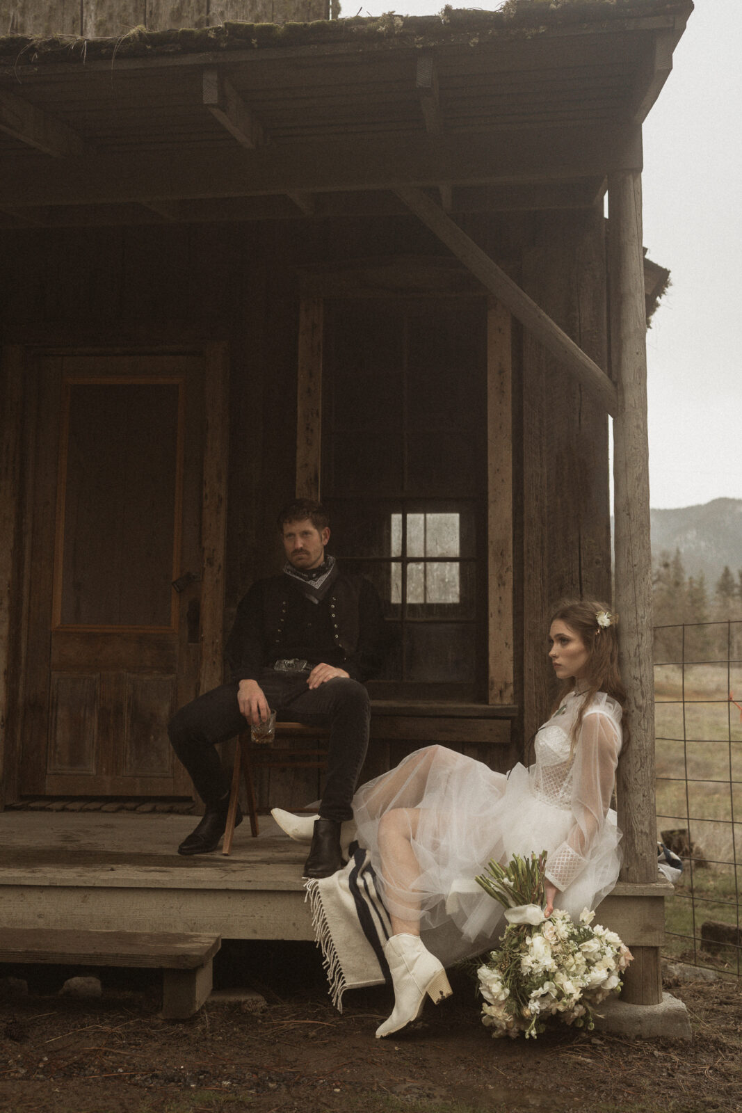 Western Romantic Elopement in Buncom, Oregon - Smoke and the Sea ...