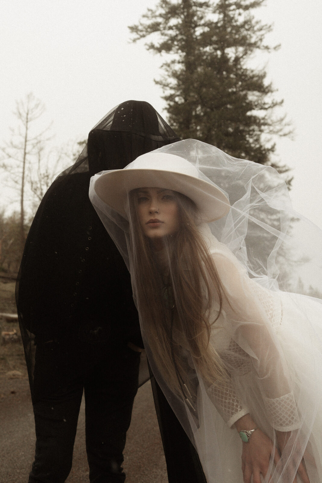 Western Romantic Elopement in Buncom, Oregon - Smoke and the Sea ...