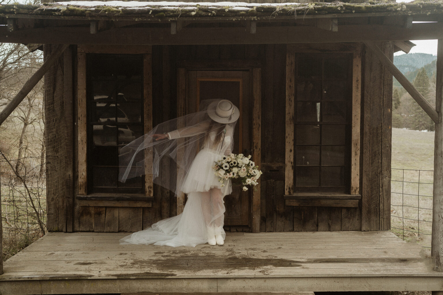 Western Romantic Elopement in Buncom, Oregon - Smoke and the Sea ...