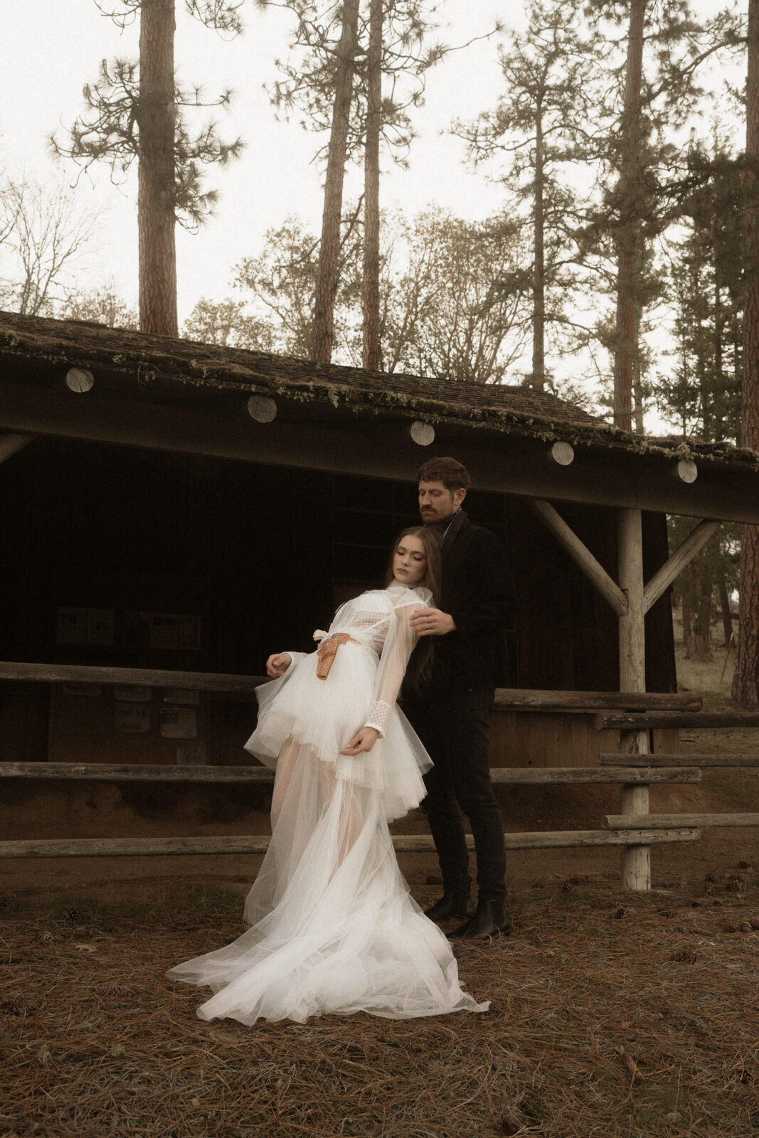 Western Romantic Elopement in Buncom, Oregon - Smoke and the Sea ...